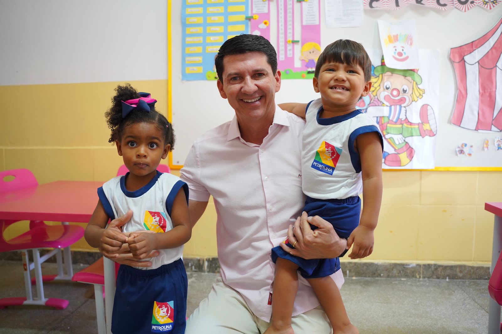 Simão entrega kit escolar e fardamento para alunos da rede municipal ...