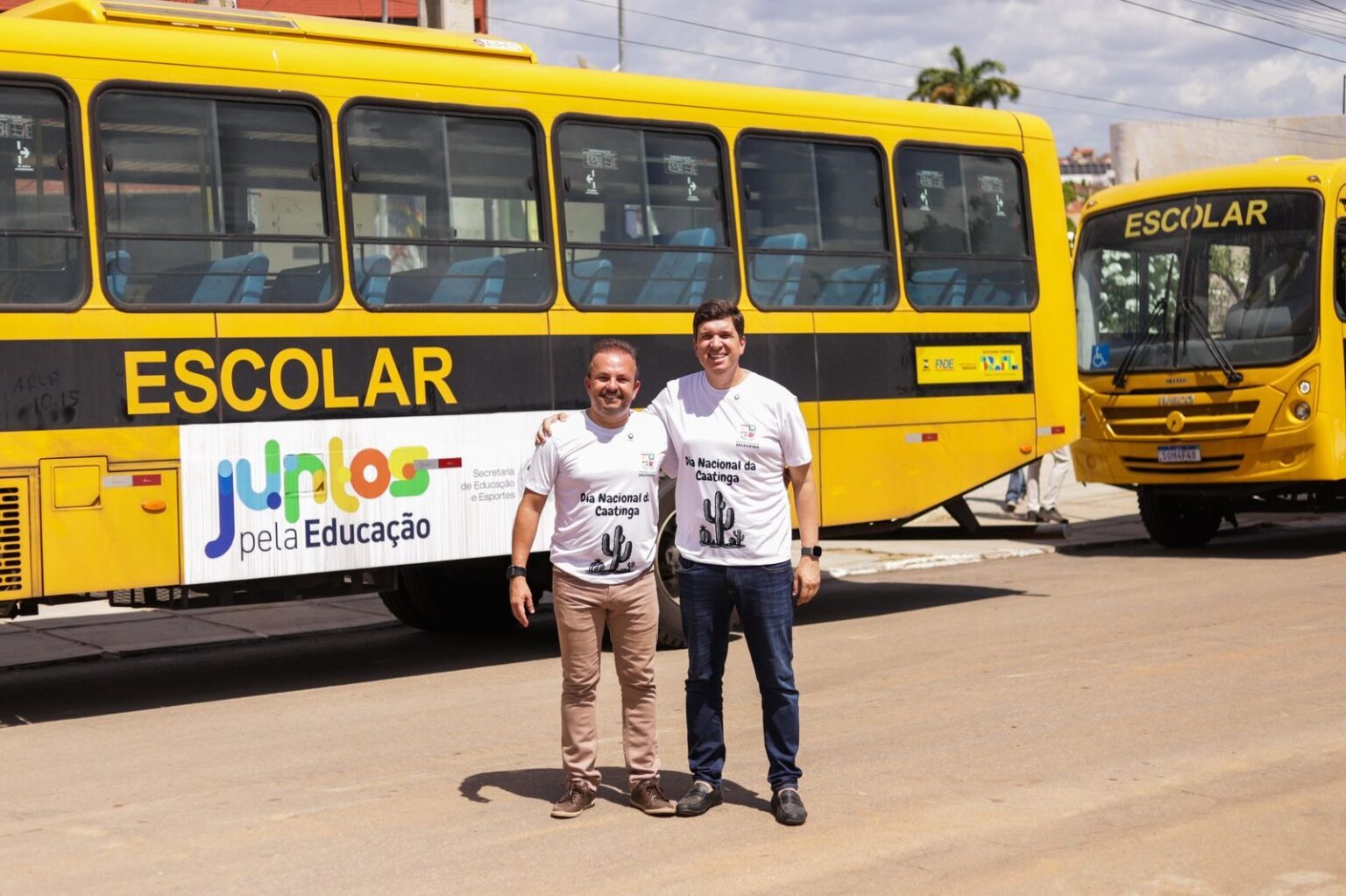 Em Salgueiro, Joãozinho entrega dois ônibus escolares - Blog Cenário ... Em Salgueiro, Joãozinho entrega dois ônibus escolares - Blog Cenário ...